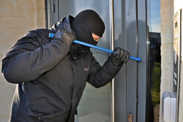 Study reveals older burglars outperform younger counterparts in virtual burglaries | University ...